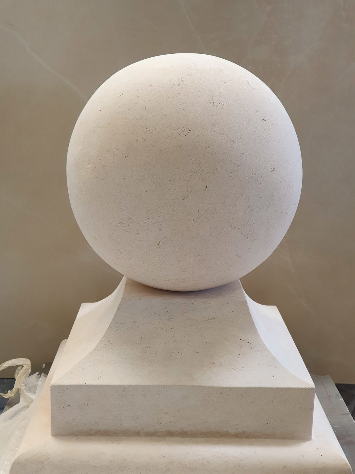 Sphère et socle en pierre pour le lycée Montesquieu - Le Mans ...