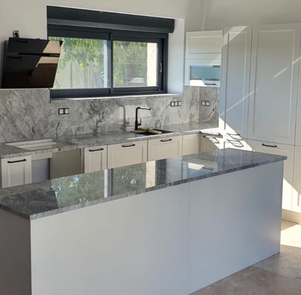 Cuisine en granit Fantastic White finition poli - Marbrerie Roches et ...