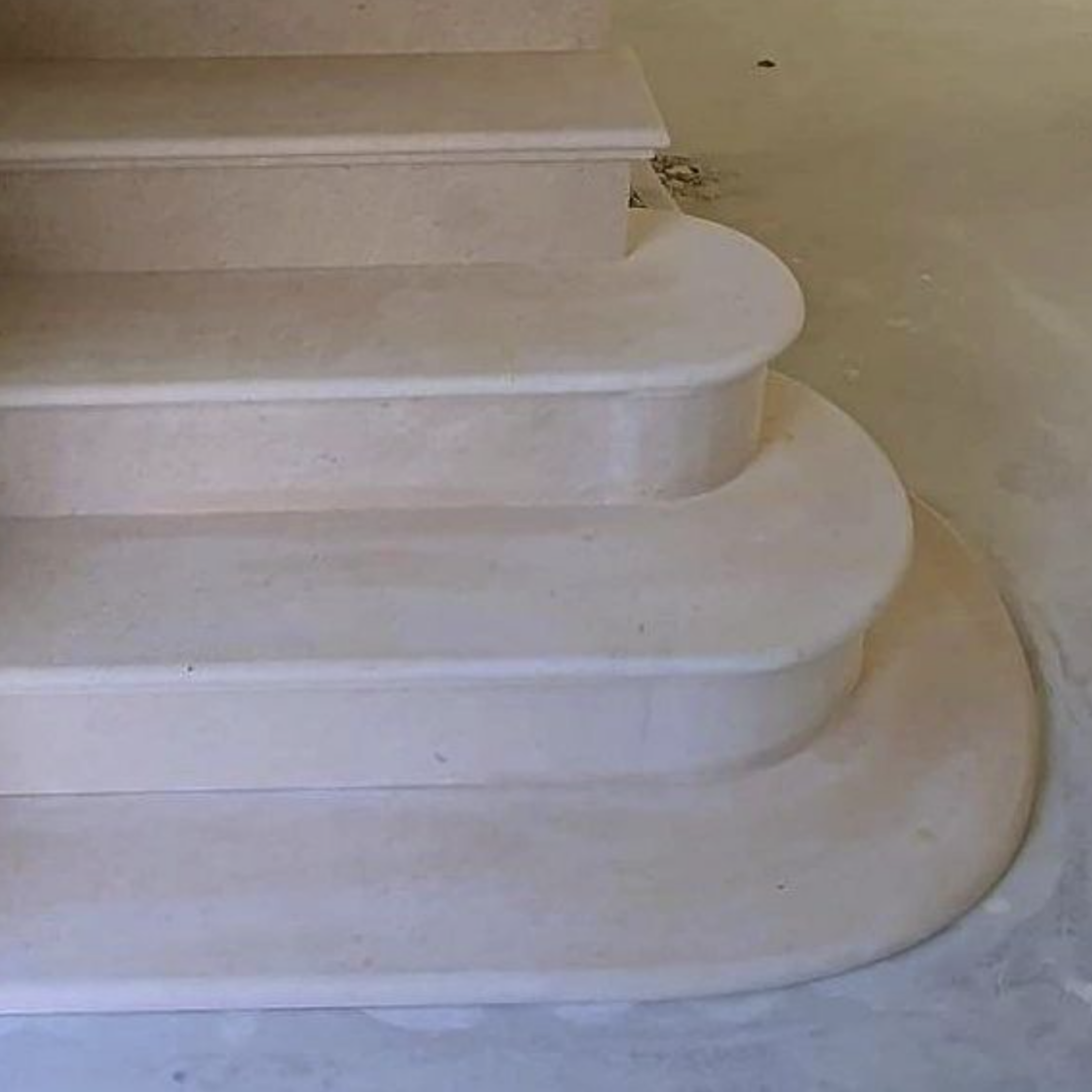 Escalier en pierre, en granit, marbre, quartz – Marbrerie Roches et Pierres